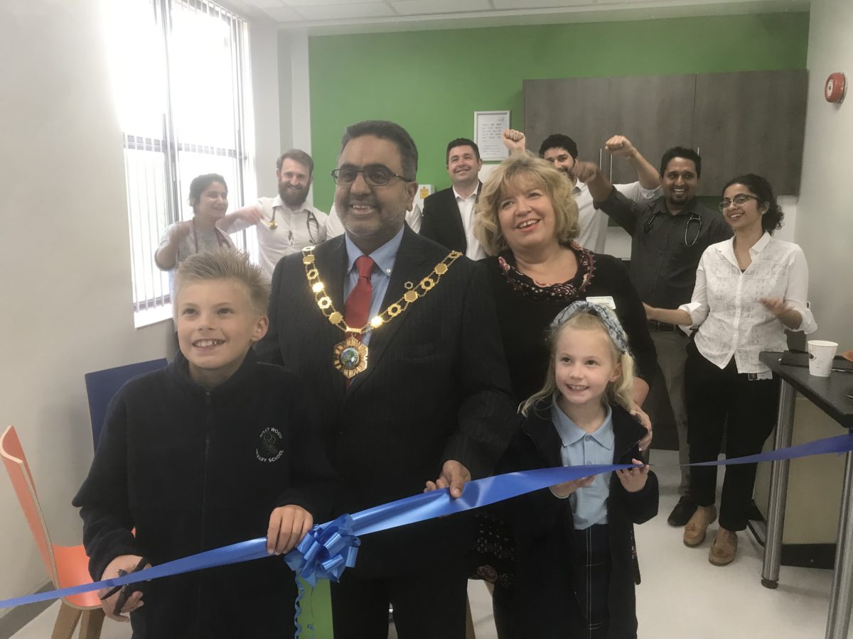 Family says thank you with kind donation to new Doctors’ Mess – SaTH