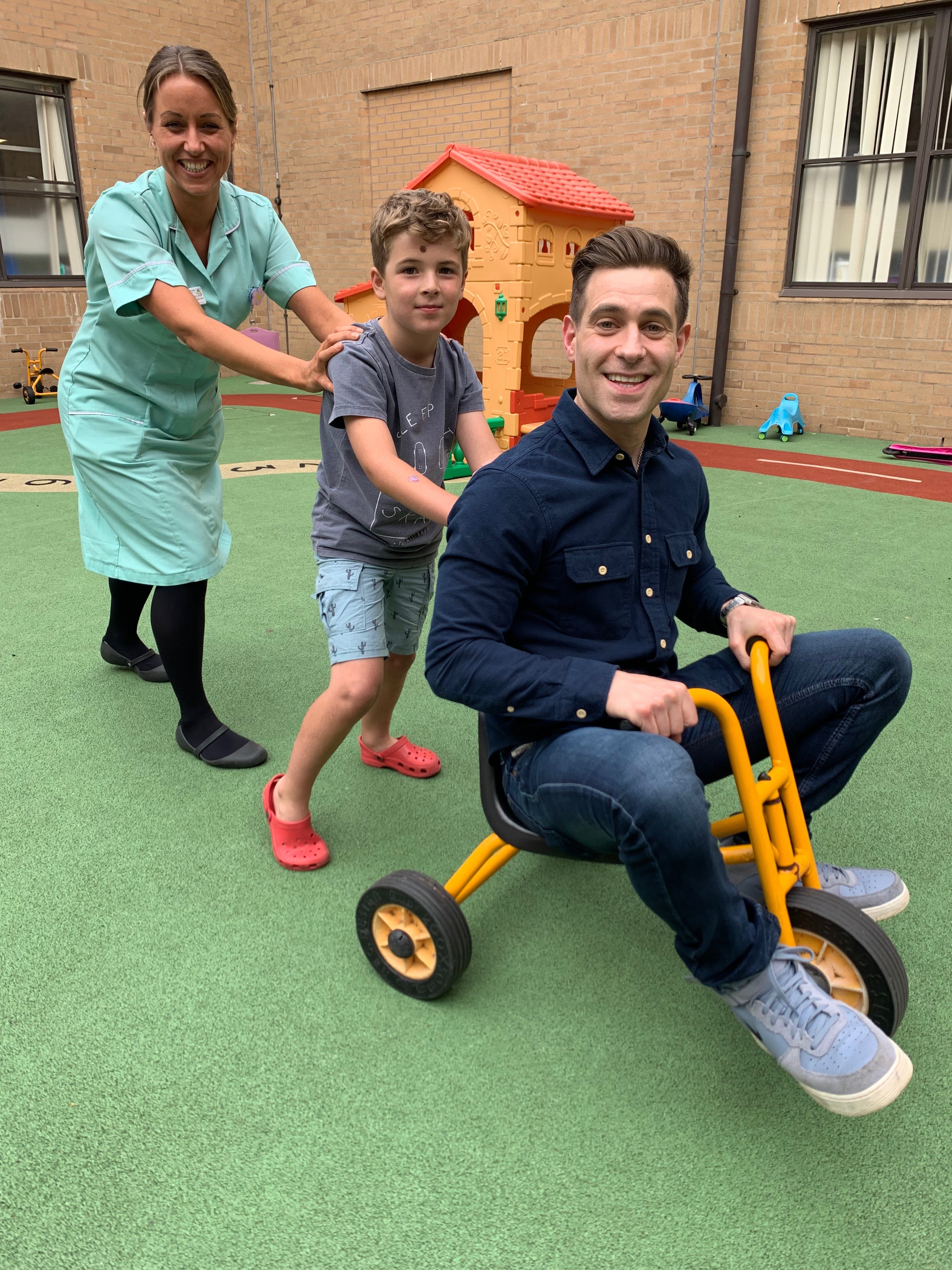 Celebrity comedian visits Children’s Ward – SaTH