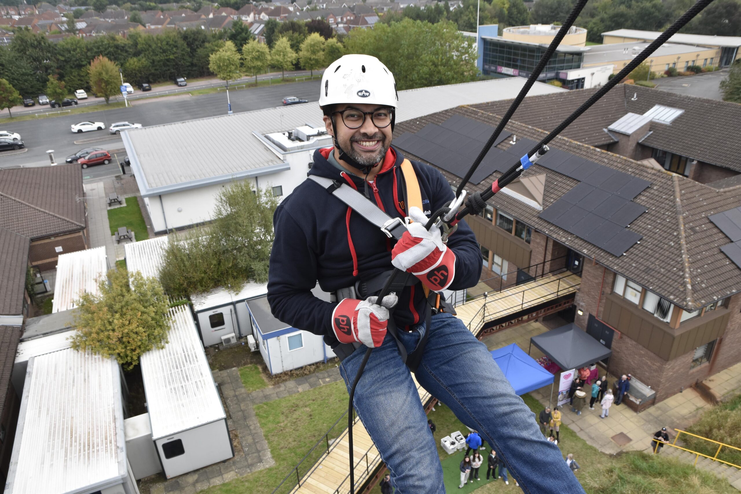 Daredevils raise more than £20,000 with hospital charity abseil – SaTH